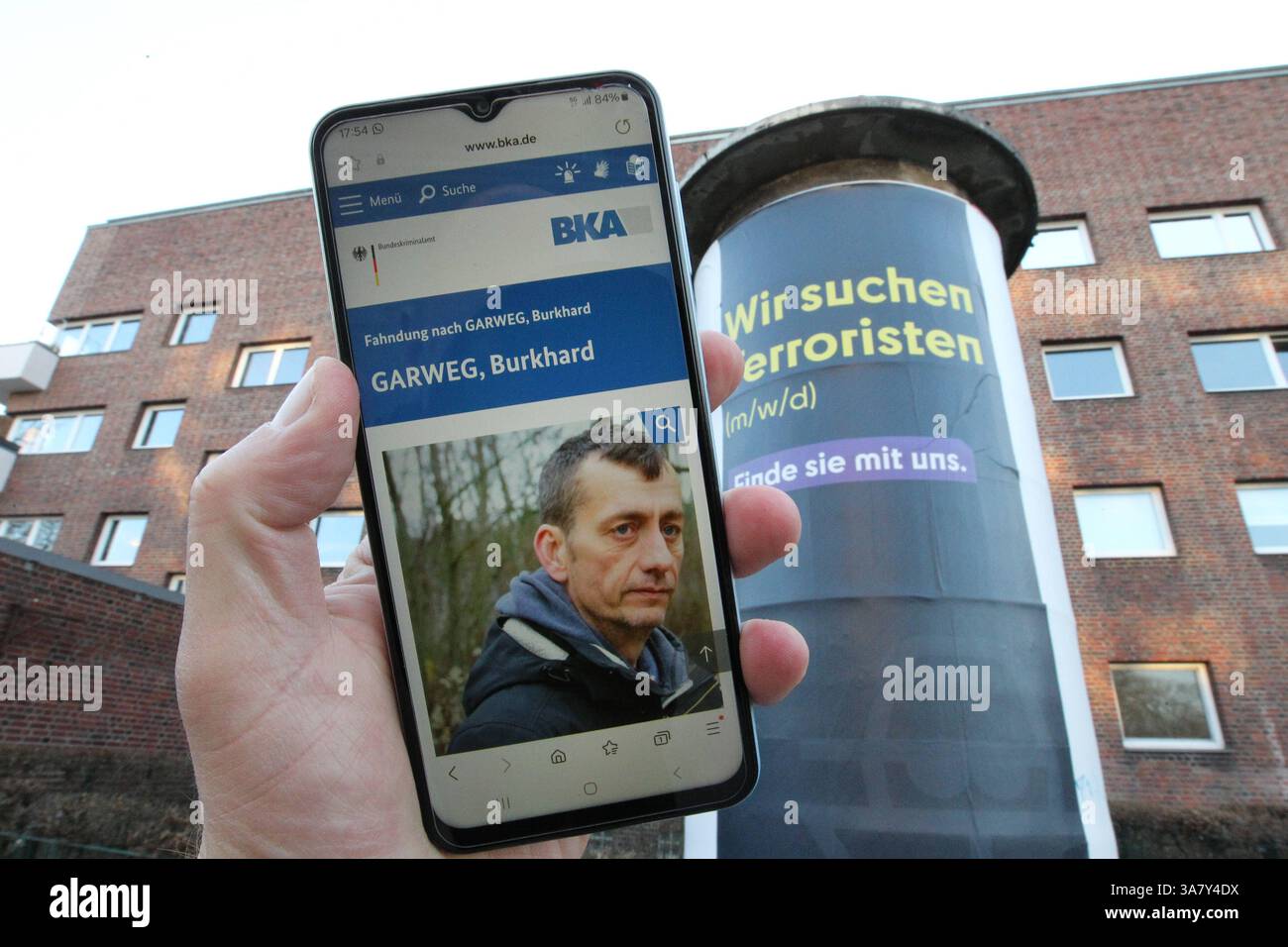 Auf einem Smartphone wurde die Website vom Bundeskriminalamt BKA mit ...