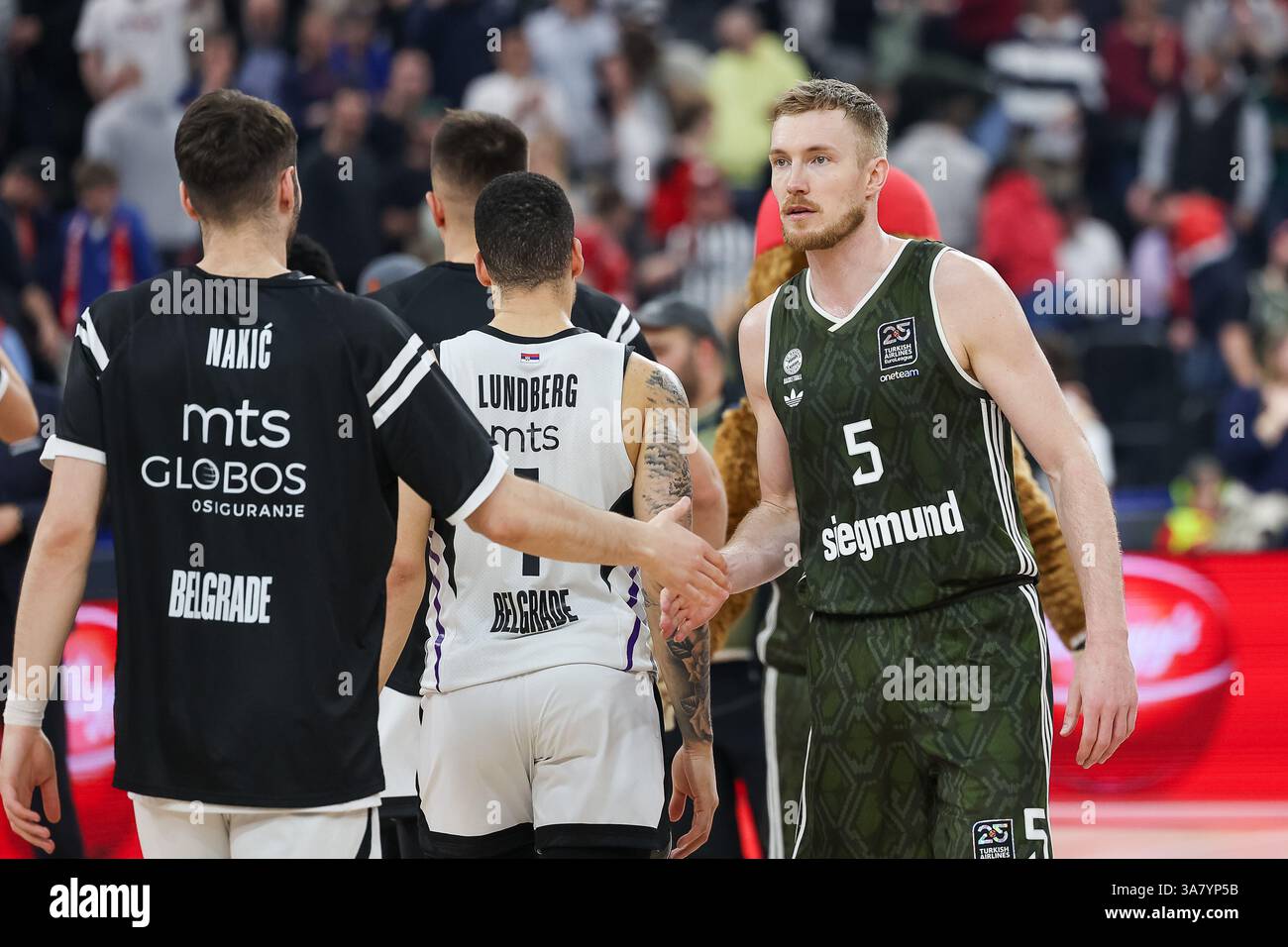 Niels Giffey (FC Bayern Basketball, #05) klatscht ab nach dem Spiel ...