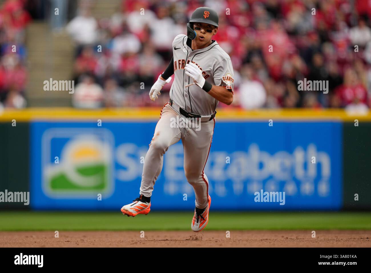 San Francisco Giants' Jung Hoo Lee rounds second base to score on a two ...
