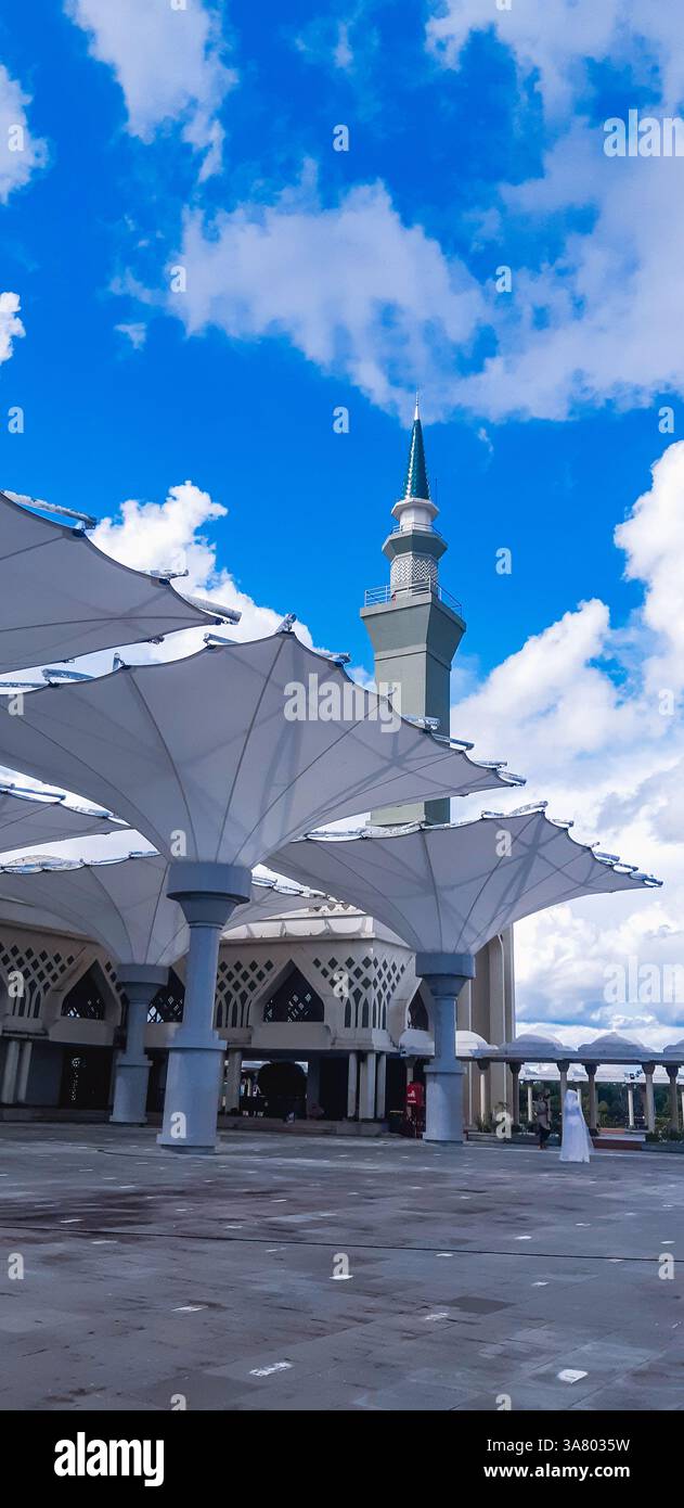 The magnificent minaret and Umbrella Canopy of Balikpapan's Islamic ...