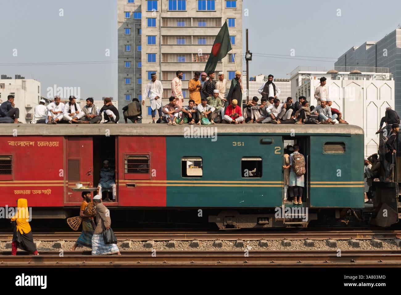 Crowded train dhaka railway hi-res stock photography and images - Alamy