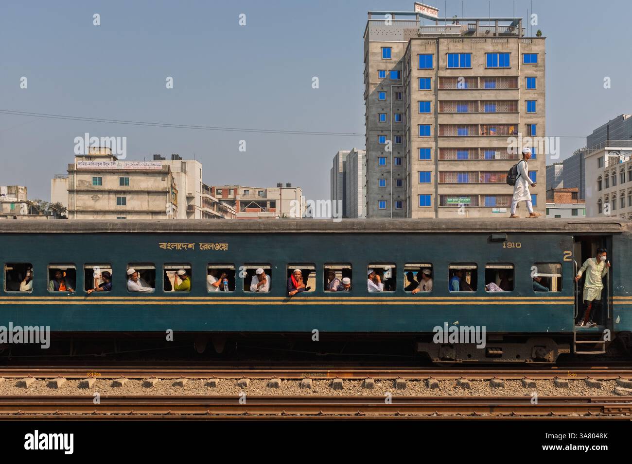 Bangladesh train station hi-res stock photography and images - Alamy