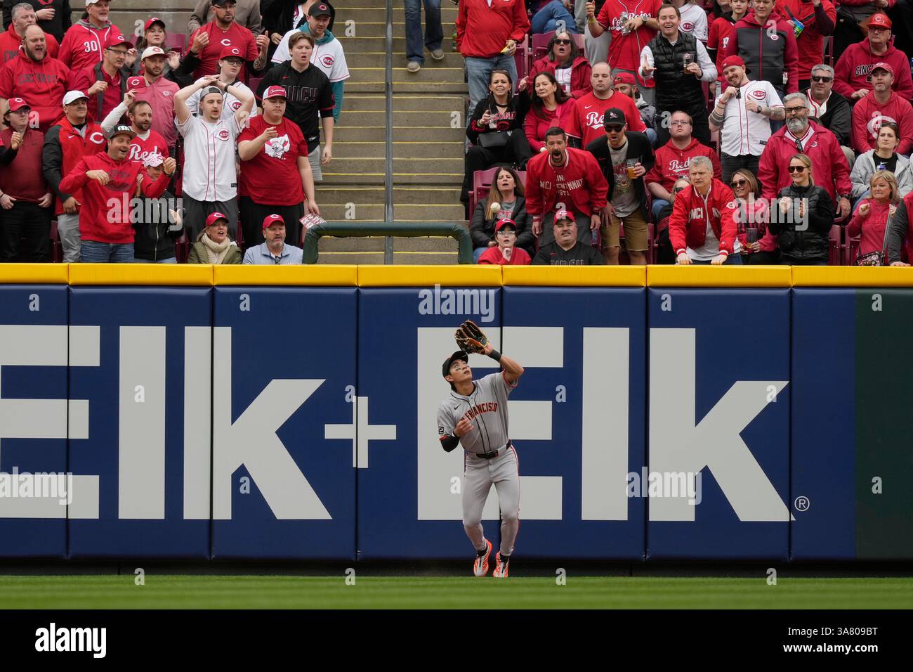 San Francisco Giants center fielder Jung Hoo Lee cathes a fly ball hit ...