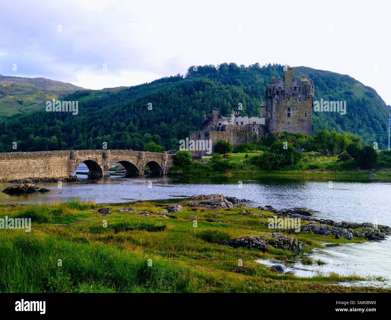Eilean donan castle scottish highlands Stock Photo - Alamy