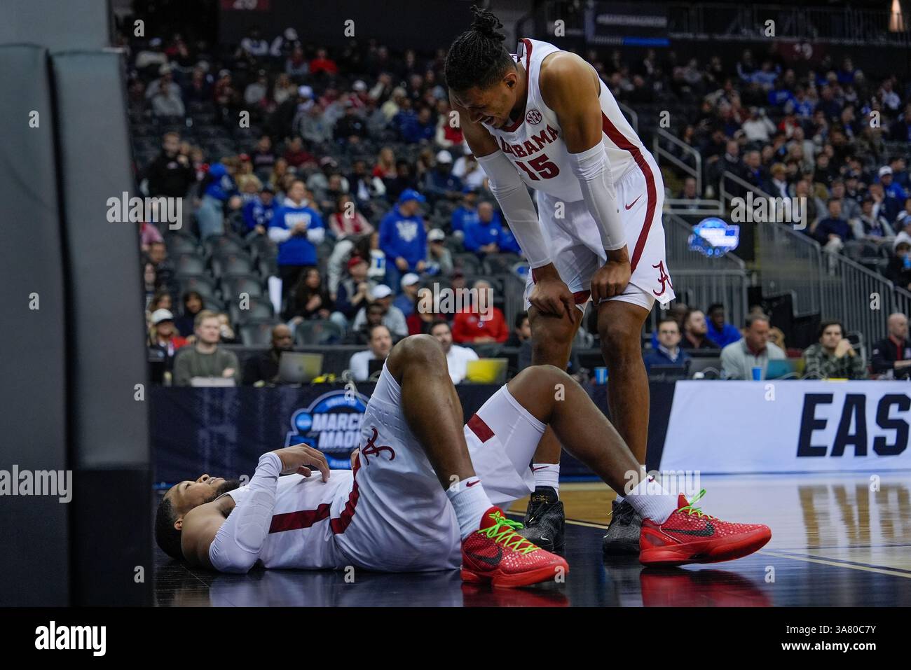 Alabama forward Jarin Stevenson (15) and guard Chris Youngblood (8 ...