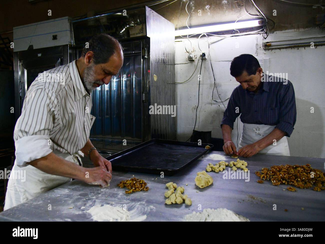 (250328) -- DAMASCUS, March 28, 2025 (Xinhua) -- Two Syrian bakers ...