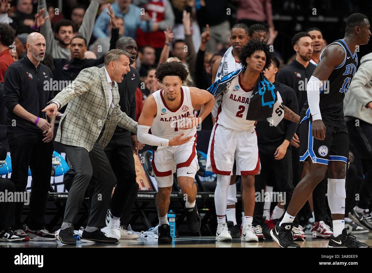 Alabama head coach Nate Oats, left, reacts after a three point basket by Alabama guard Mark ...