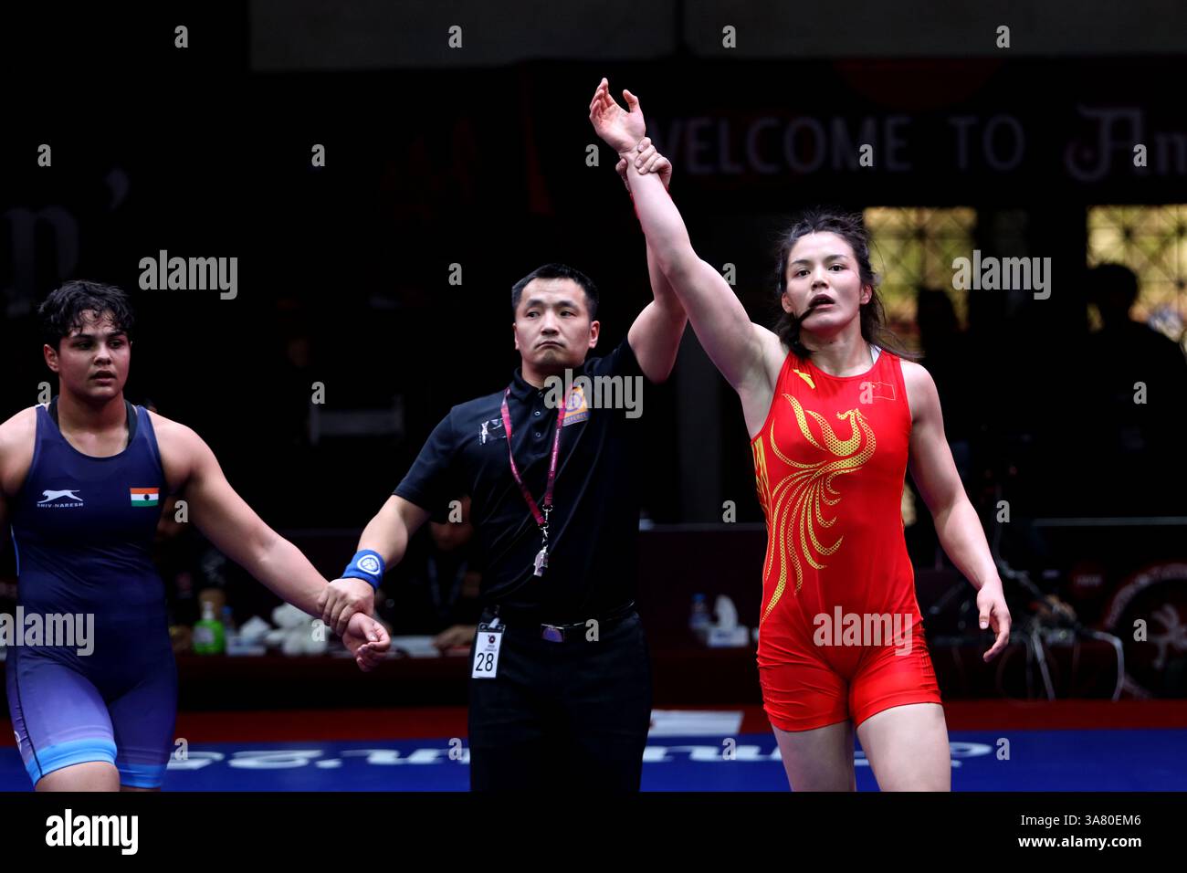 (250328) -- AMMAN, March 28, 2025 (Xinhua) -- China's Li Zelu (R) wins ...
