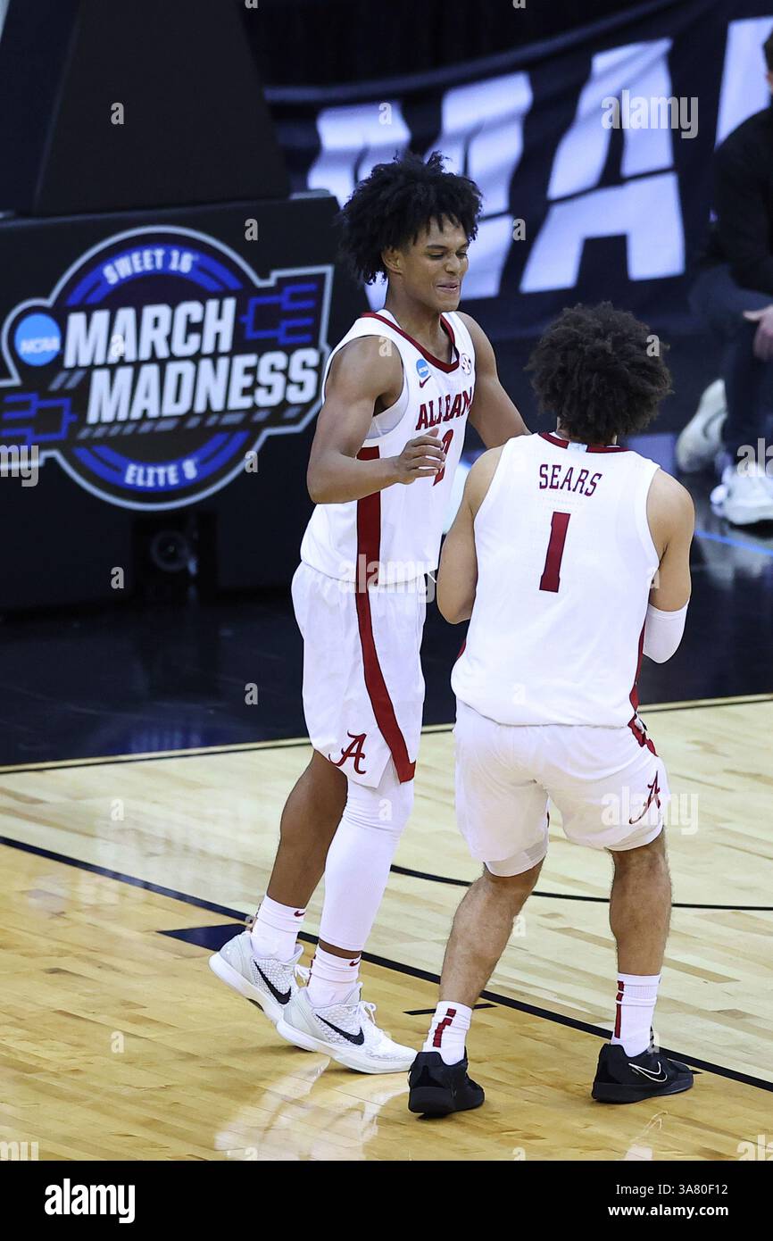 NEWARK, NJ - MARCH 27: Aden Holloway #2 of the Alabama Crimson Tide and Mark Sears #1 of the ...