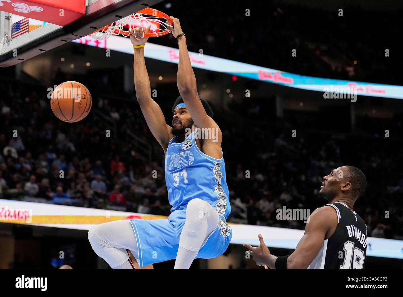 Cleveland Cavaliers center Jarrett Allen (31) dunks in front of San ...
