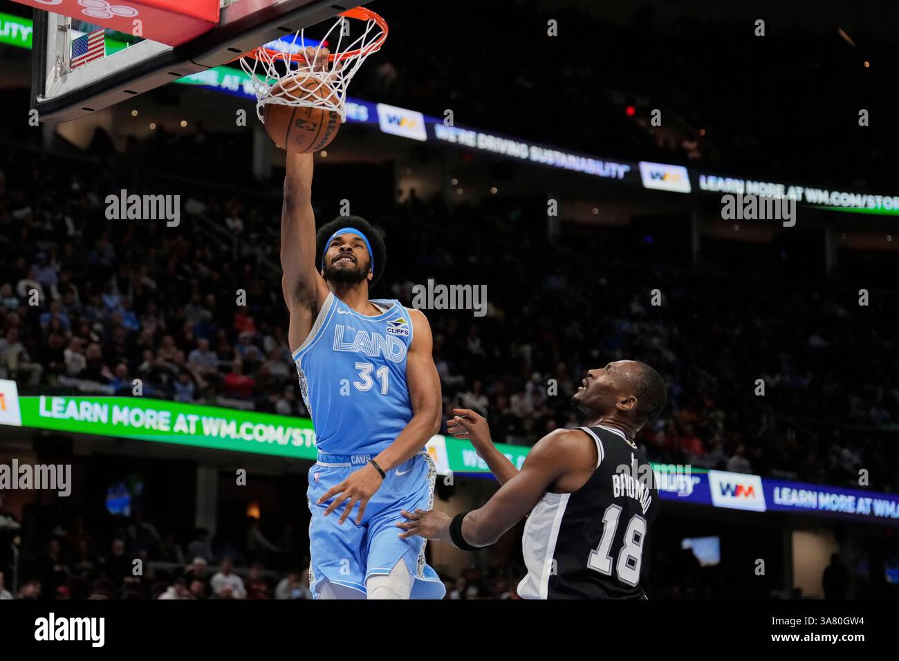 Cleveland Cavaliers center Jarrett Allen (31) dunks in front of San ...