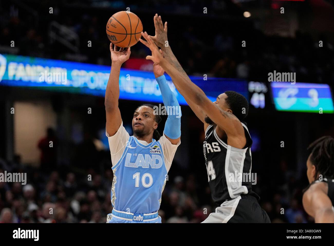 Cleveland Cavaliers guard Darius Garland (10) shoots in front of San ...