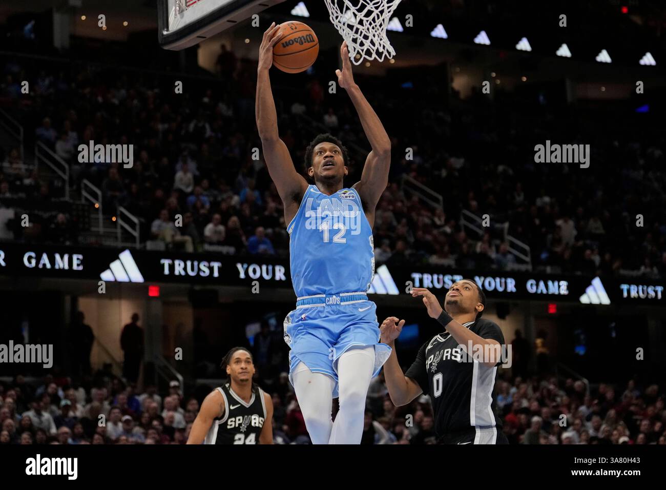 Cleveland Cavaliers forward De'Andre Hunter (12) shoots between San ...