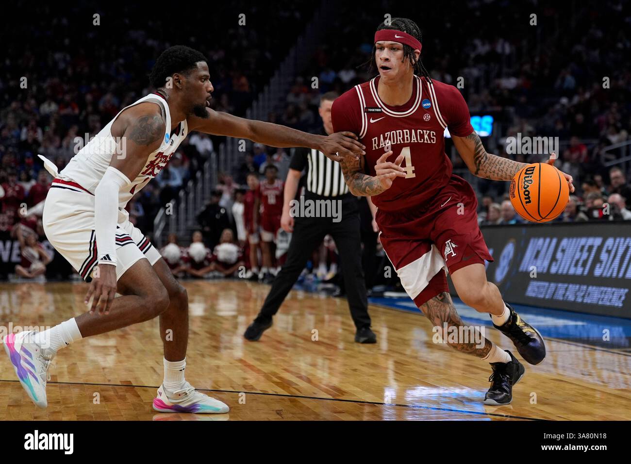 Texas Tech guard Kevin Overton (1) defends against Arkansas forward ...