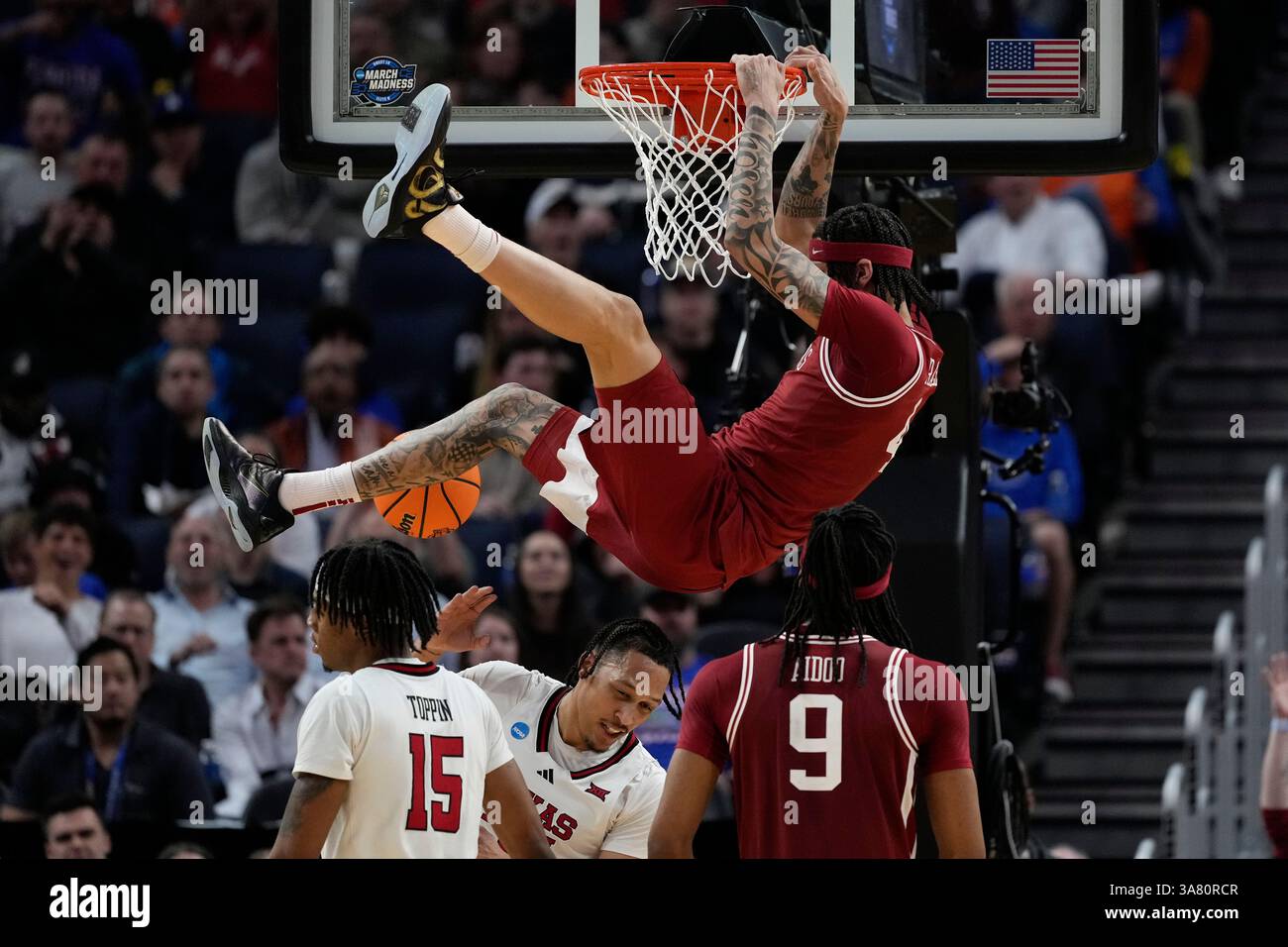 Arkansas forward Trevon Brazile (4) dunks during the second half in the ...