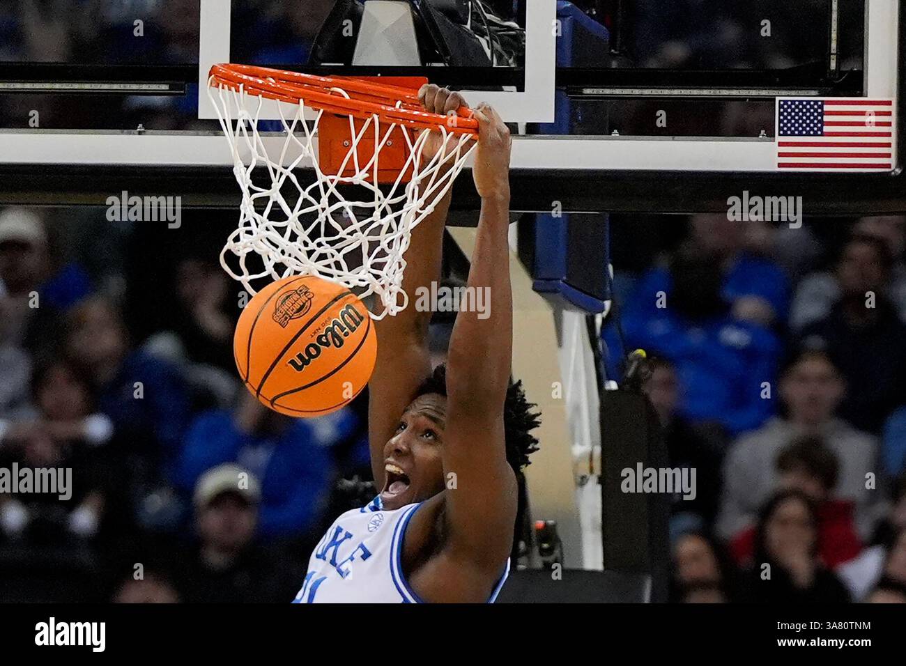 Duke center Patrick Ngongba II (21) dunks against Arizona during the ...