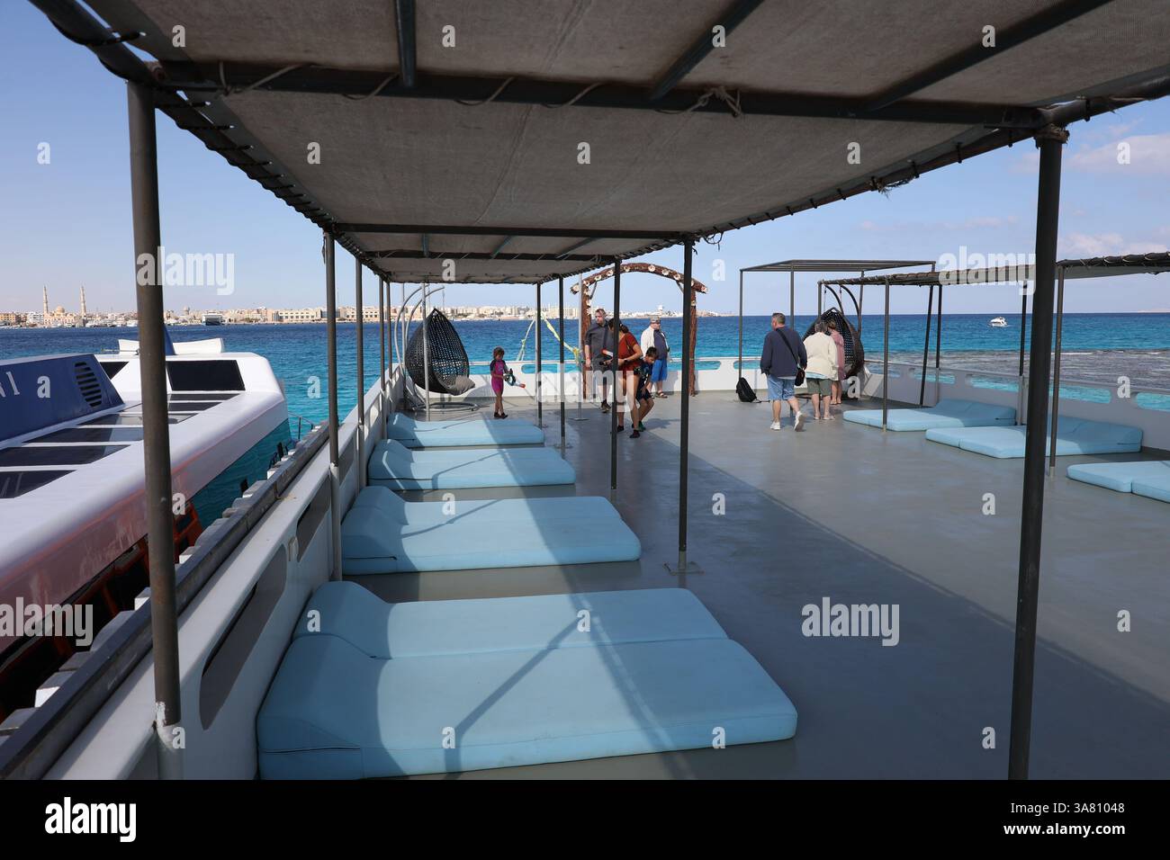 Resting floor platform tourist hi-res stock photography and images - Alamy