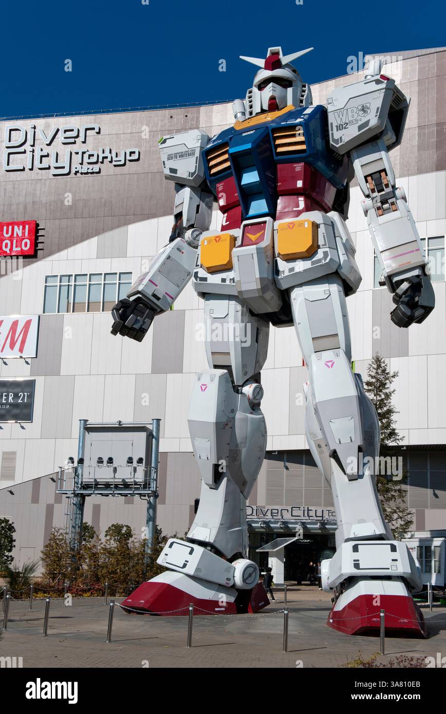 Life-sized Unicorn Gundam (Gandam) statue, Japanese military science ...