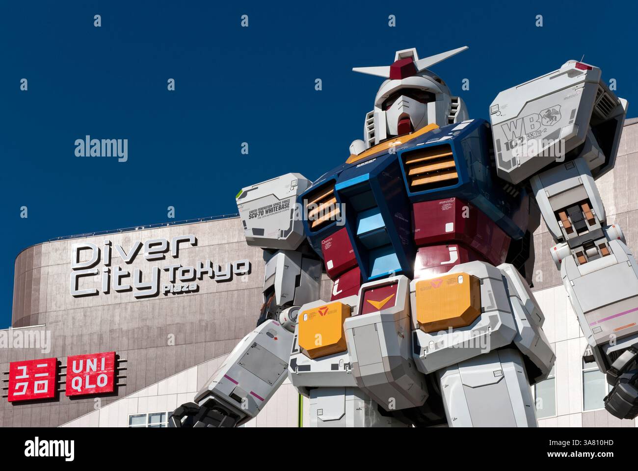 Life-sized Unicorn Gundam (Gandam) statue, Japanese military science ...