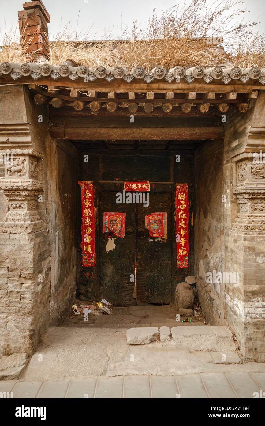 Traditional chinese door design door hi-res stock photography and ...