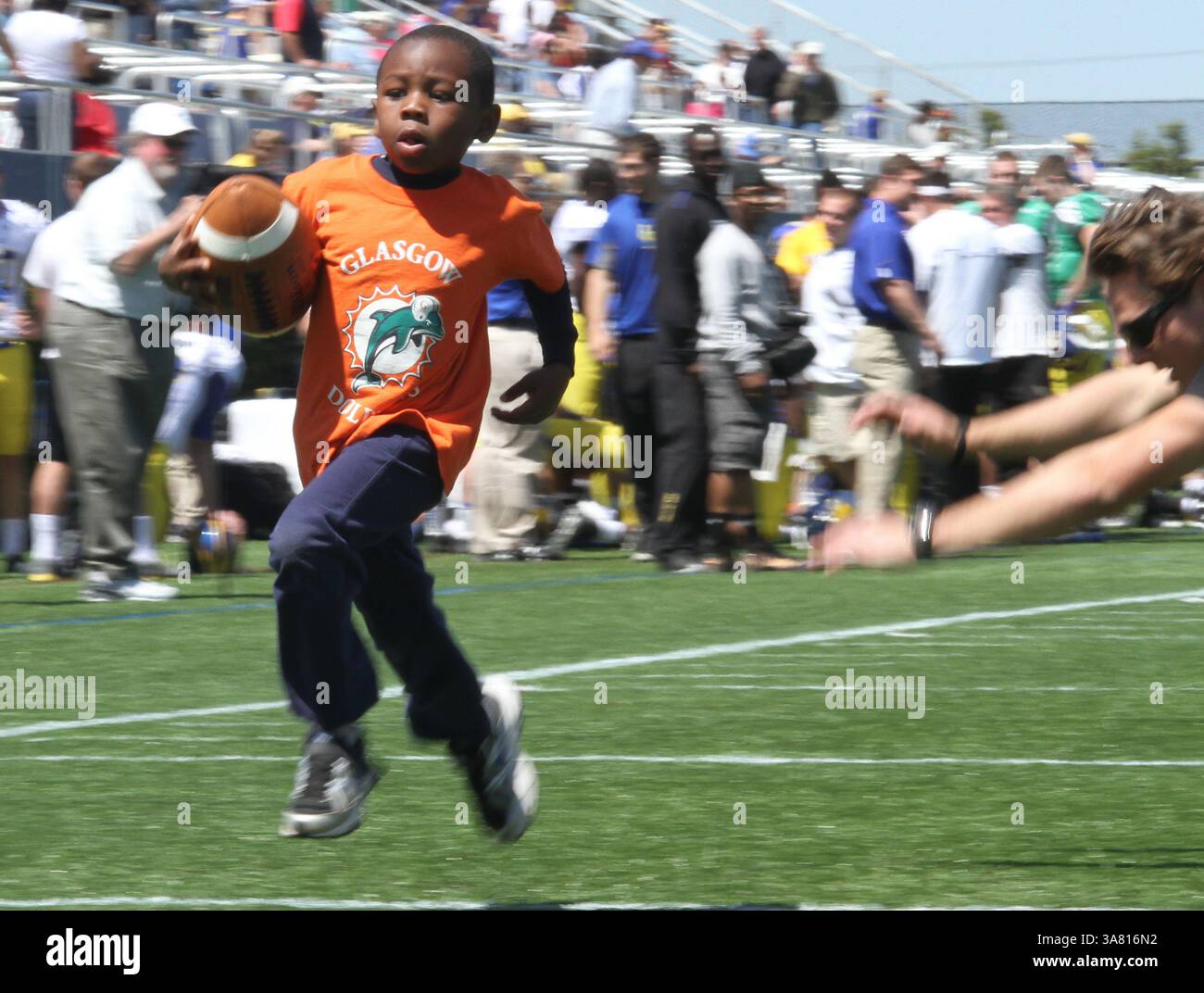 Peewee football hi-res stock photography and images - Alamy