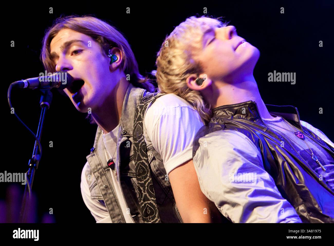 May 05, 2013 - Ottawa, ONT, CAN - Rocky Lynch(L) & Ross Lynch of R5 ...