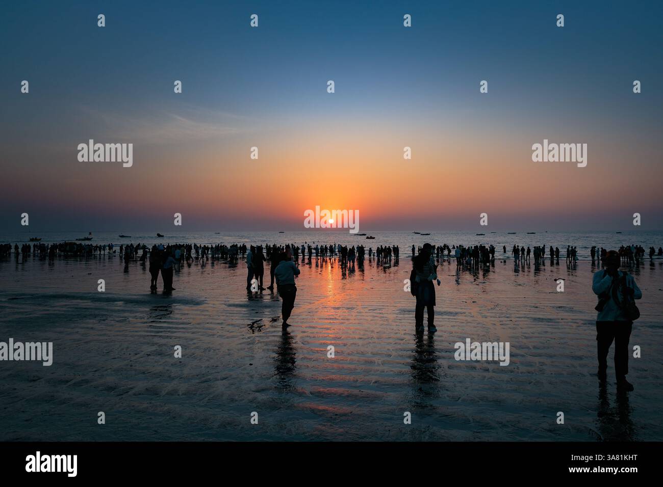 Juhu beach at sunset, Mumbai, India Stock Photo - Alamy