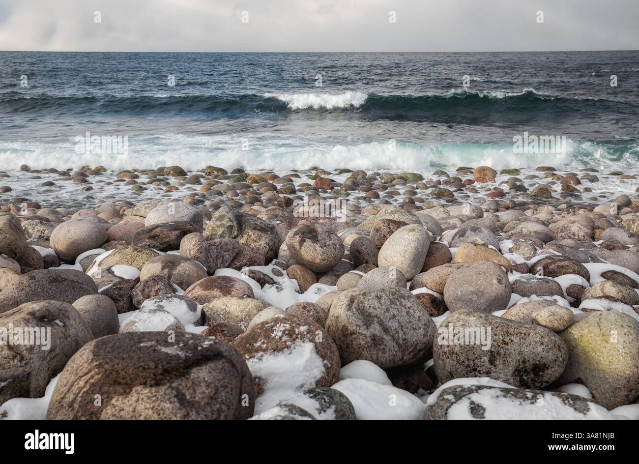 Teriberka stone beach waves hi-res stock photography and images - Alamy