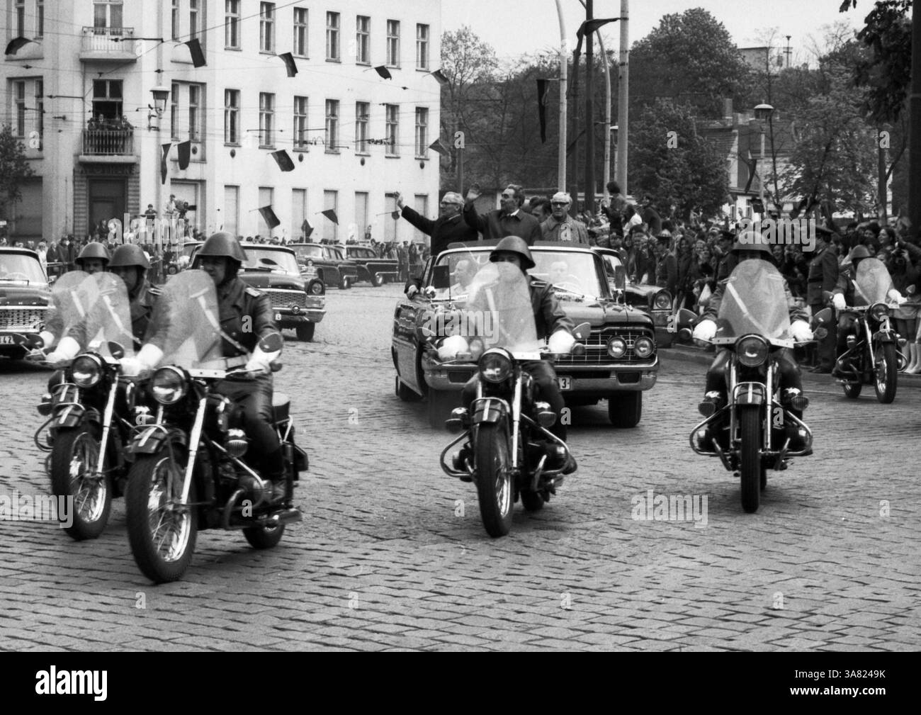 The Soviet party leader Leonid Brezhnev visits the GDR in 1973 and ...