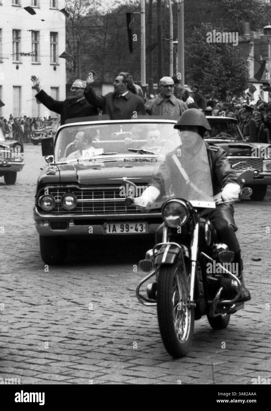 The Soviet party leader Leonid Brezhnev visits the GDR in 1973 and ...