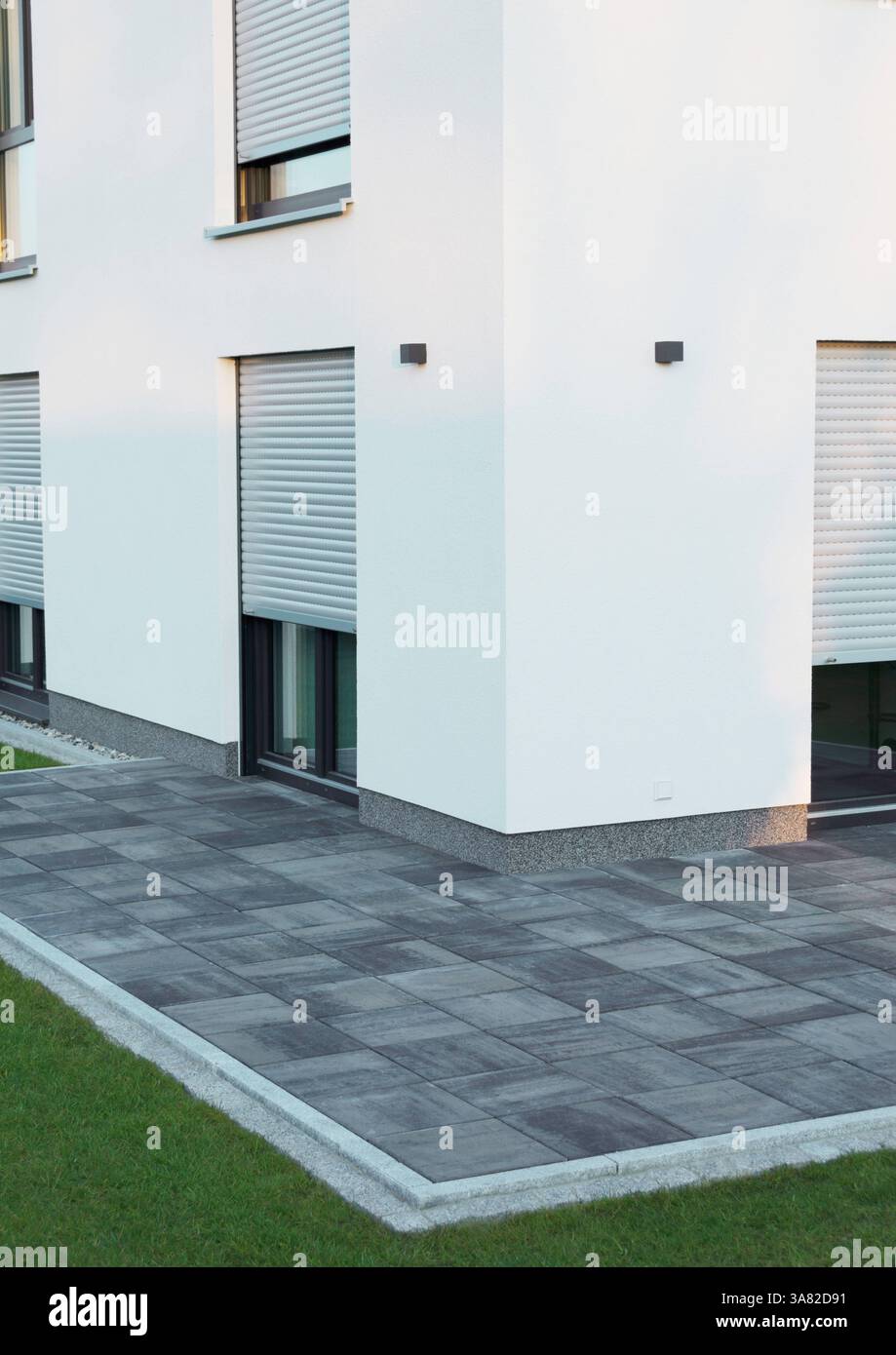 Neues Einfamilienhaus mit Terrasse im Hochformat Modernes ...