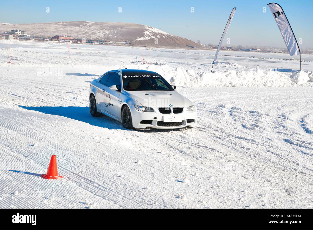 Mercedes benz driving in snow hi-res stock photography and images - Alamy