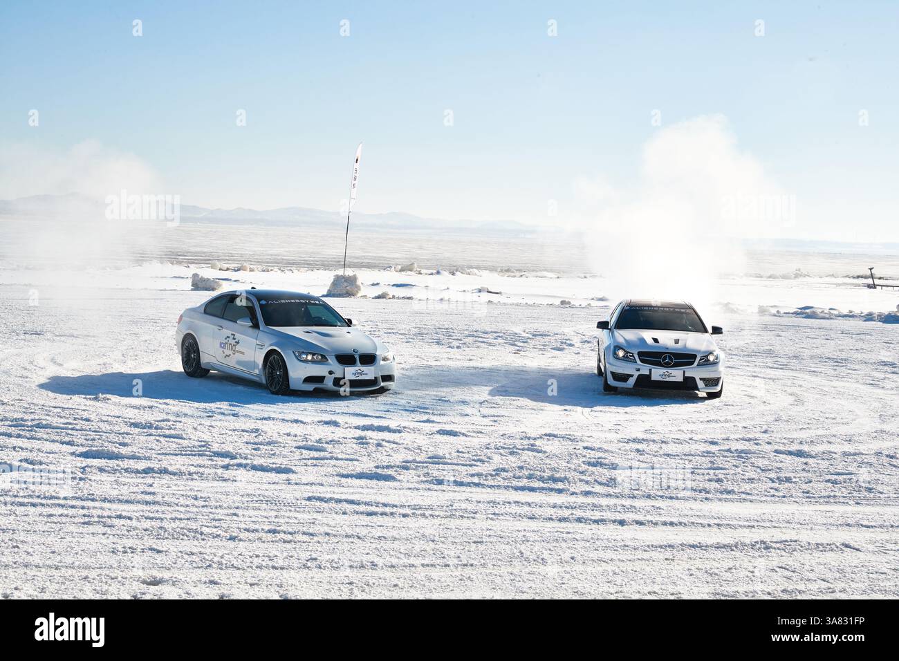 Mercedes benz driving in snow hi-res stock photography and images - Alamy
