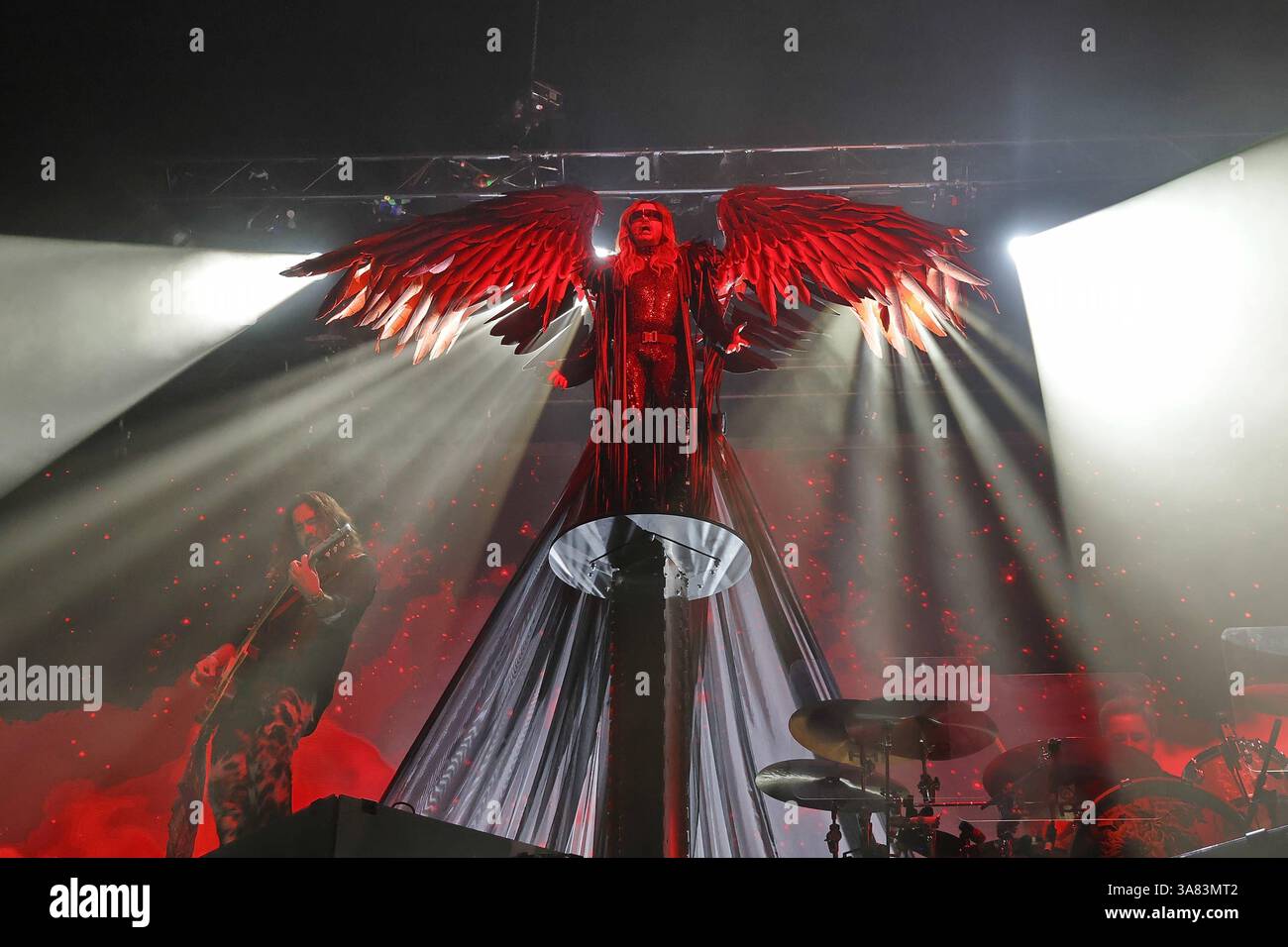 27.03.2025, Tokio Hotel, Sänger Bill Kaulitz, im Konzert live in der ...