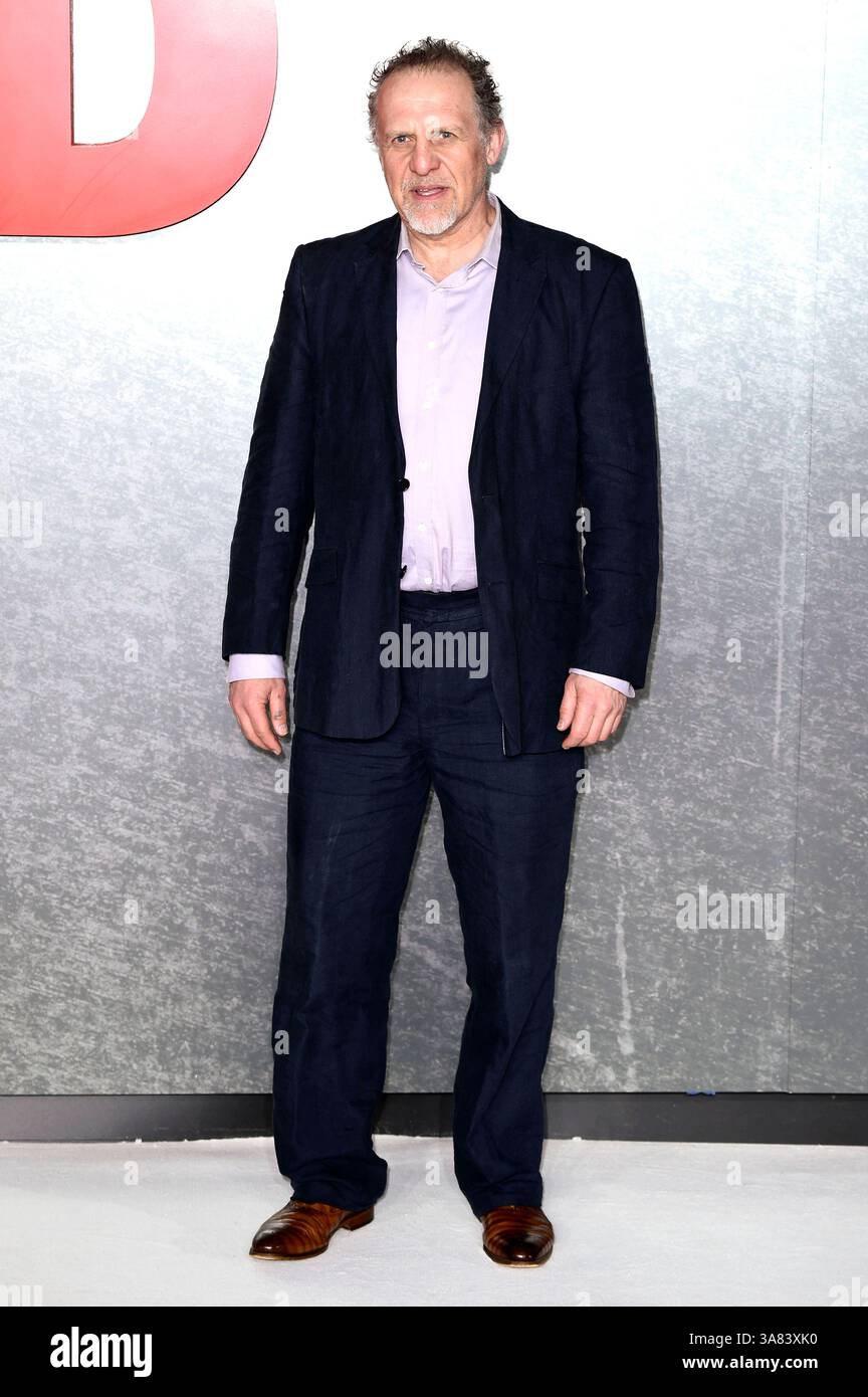 Nigel Lindsay bei der Premiere der Paramount Serie MobLand im Odeon ...