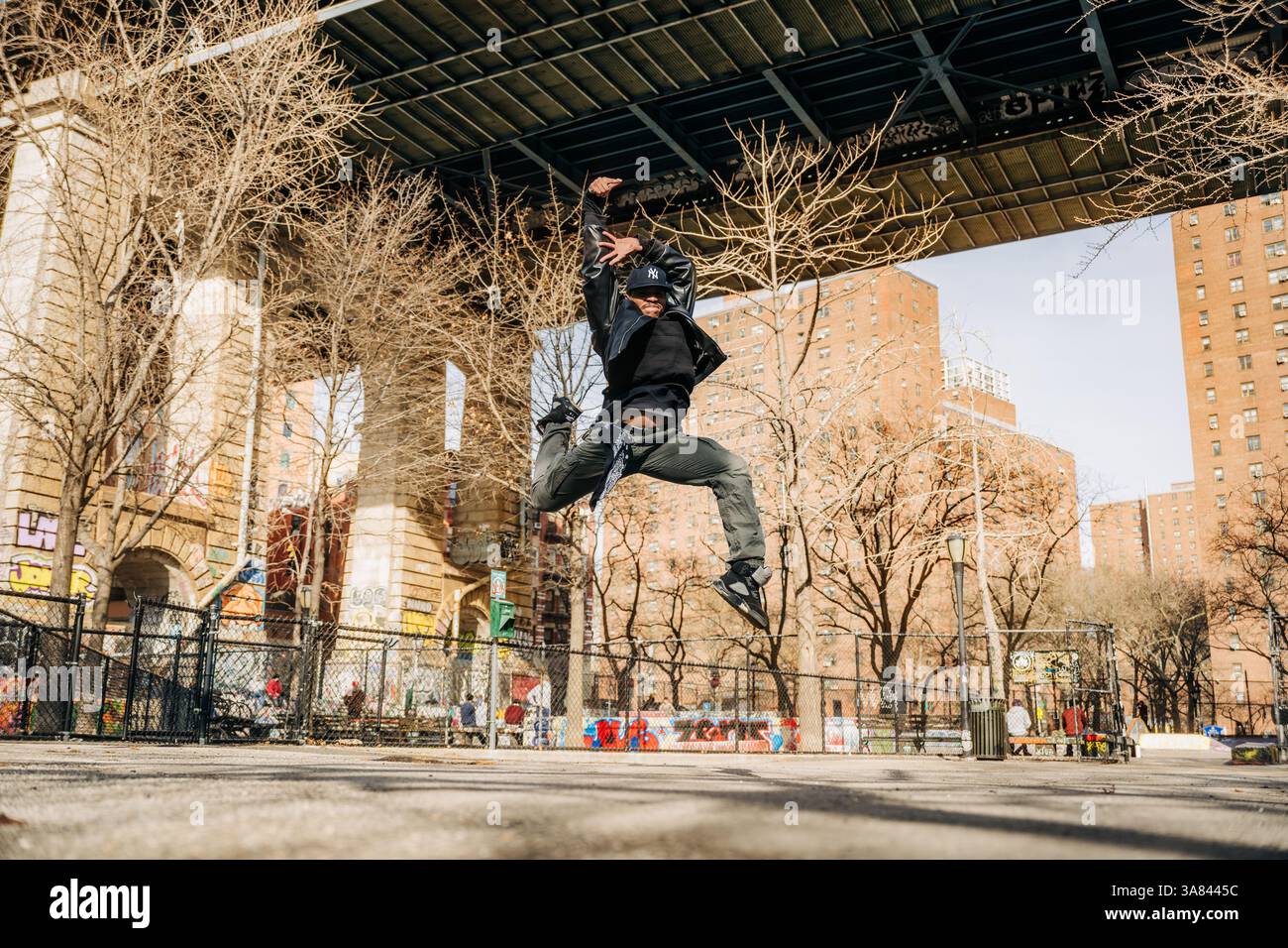 Dynamic urban dance boy hi-res stock photography and images - Alamy