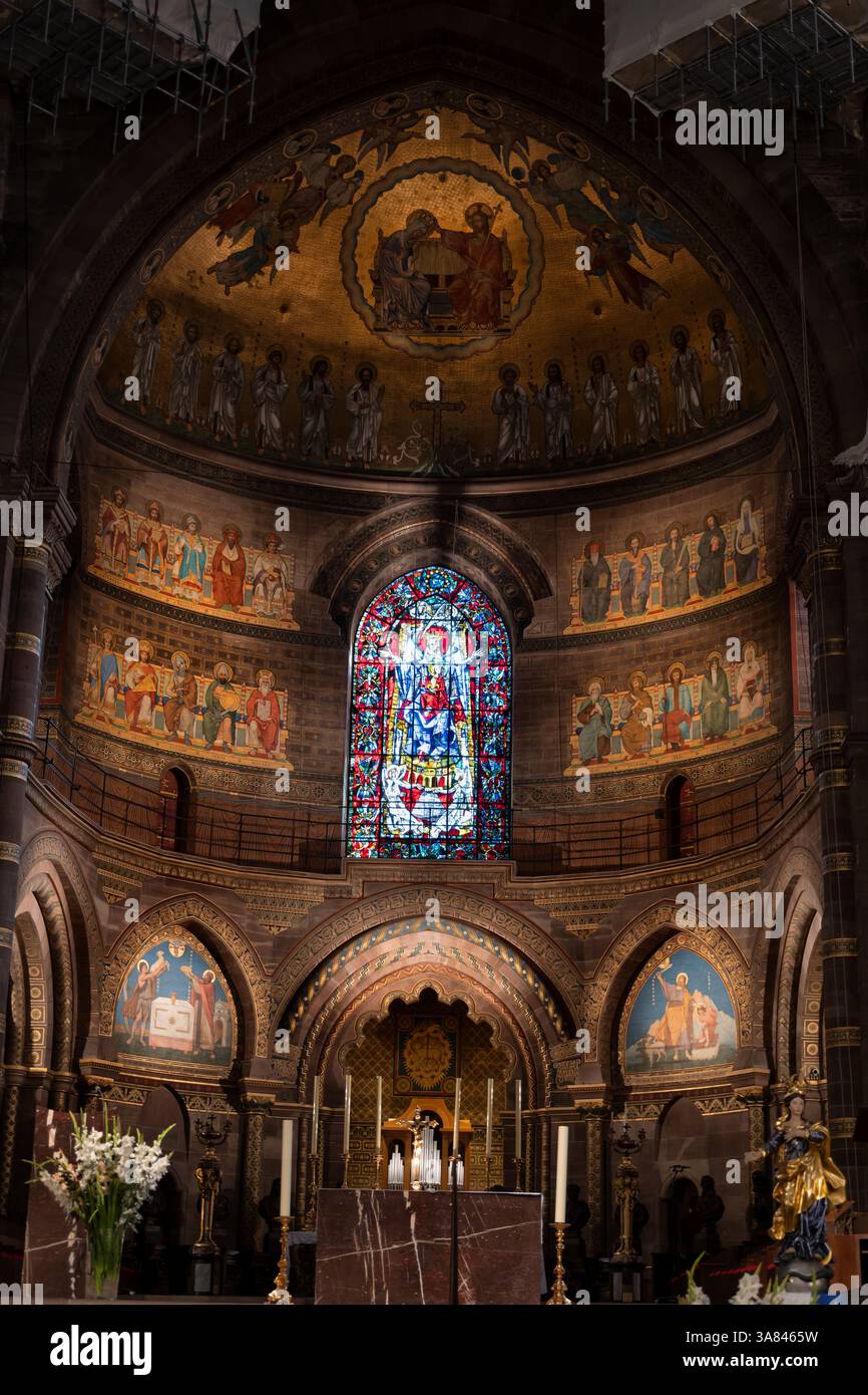 Apse in Strasbourg Cathedral de Notre-Dame interior in Strasbourg ...