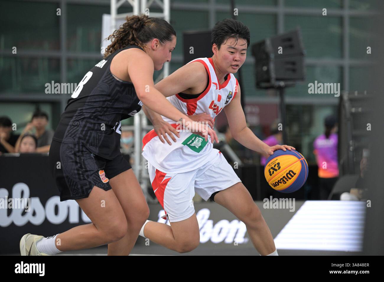 Singapore. 28th Mar, 2025. Li Wenxia (R) of China breaks through during ...