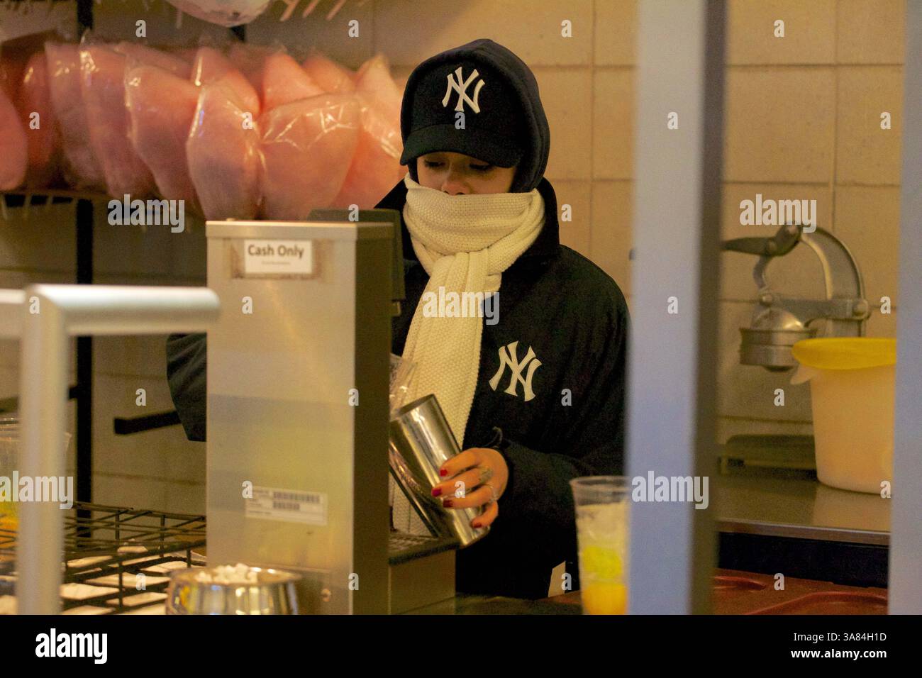 Concession stand workers hi-res stock photography and images - Alamy