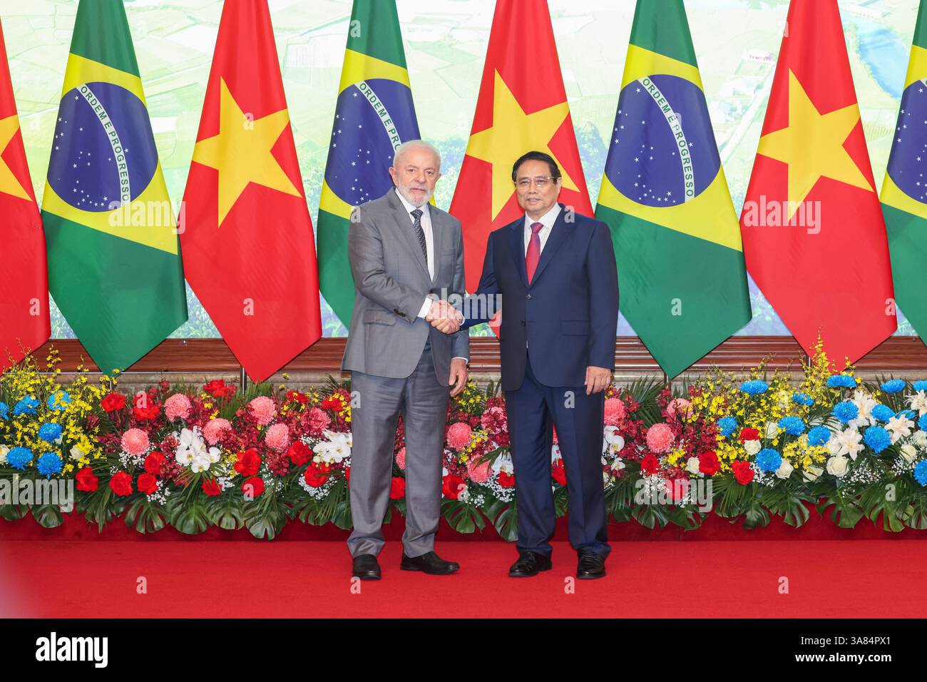 Brazilian President Luiz Inacio Lula da Silva, left and Vietnamese ...
