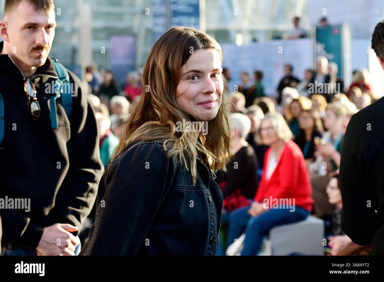 Luisa Neubauer beim Autorinnengespräch zu ihrem Buch Was wäre, wenn wir ...