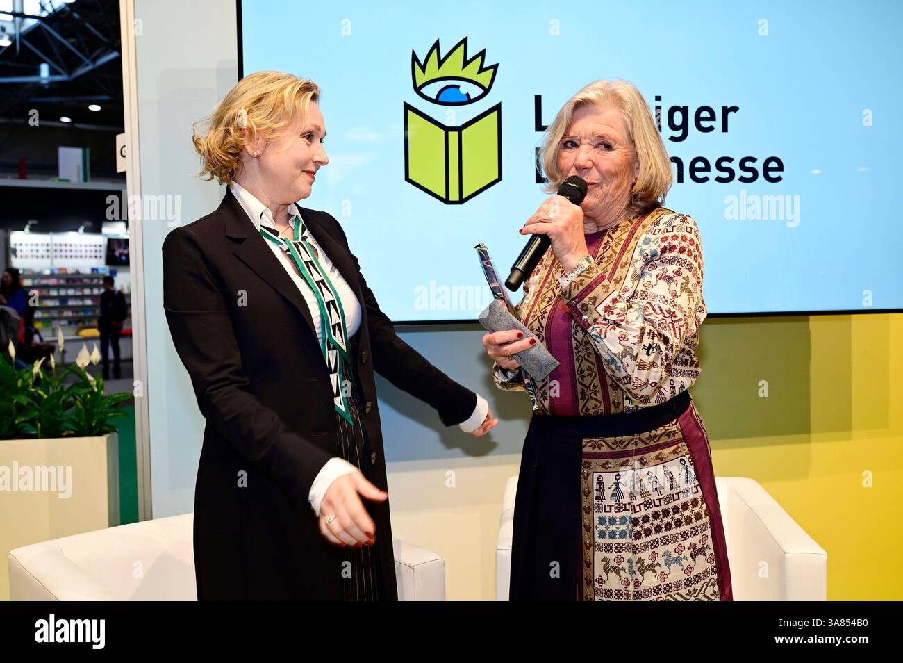 Dana Golombek von Senden und Jutta Speidel bei der Lesung aus dem Buch Amaryllis von Jutta ...