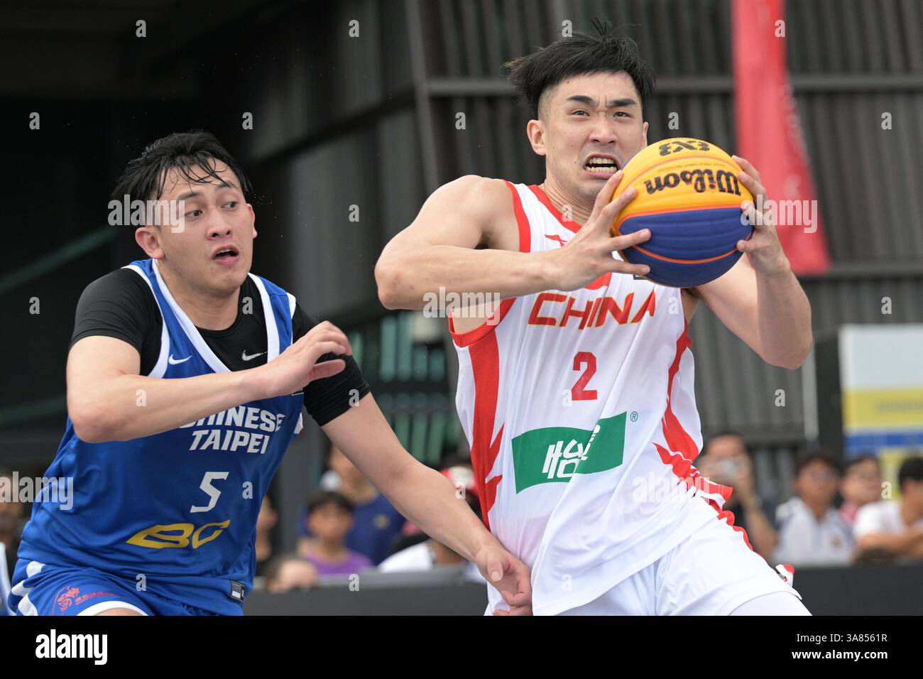 Singapore. 28th Mar, 2025. Guo Hanyu (R) of China competes during the ...