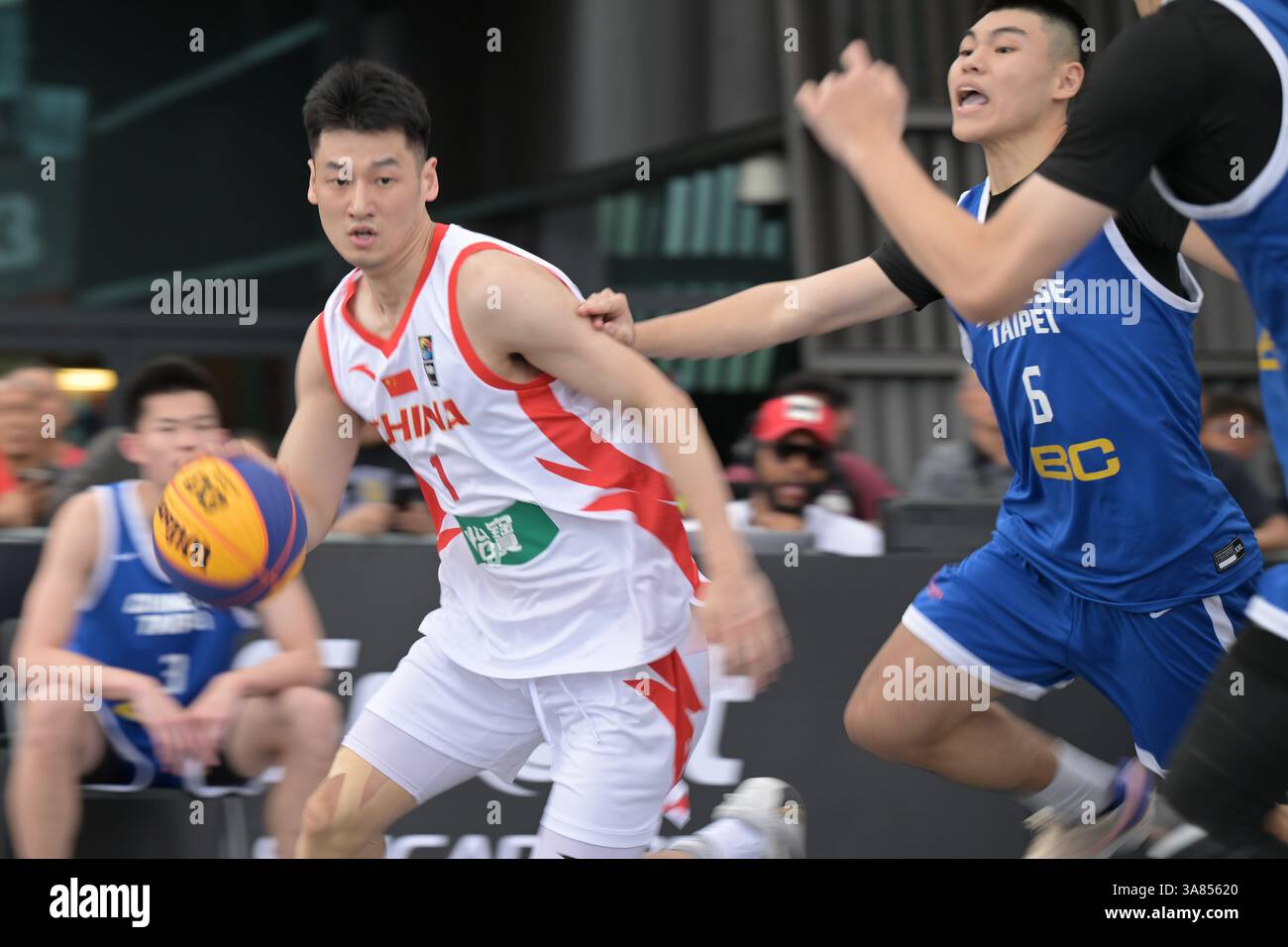 Singapore. 28th Mar, 2025. Xiang Zhichao (L) of China competes during ...