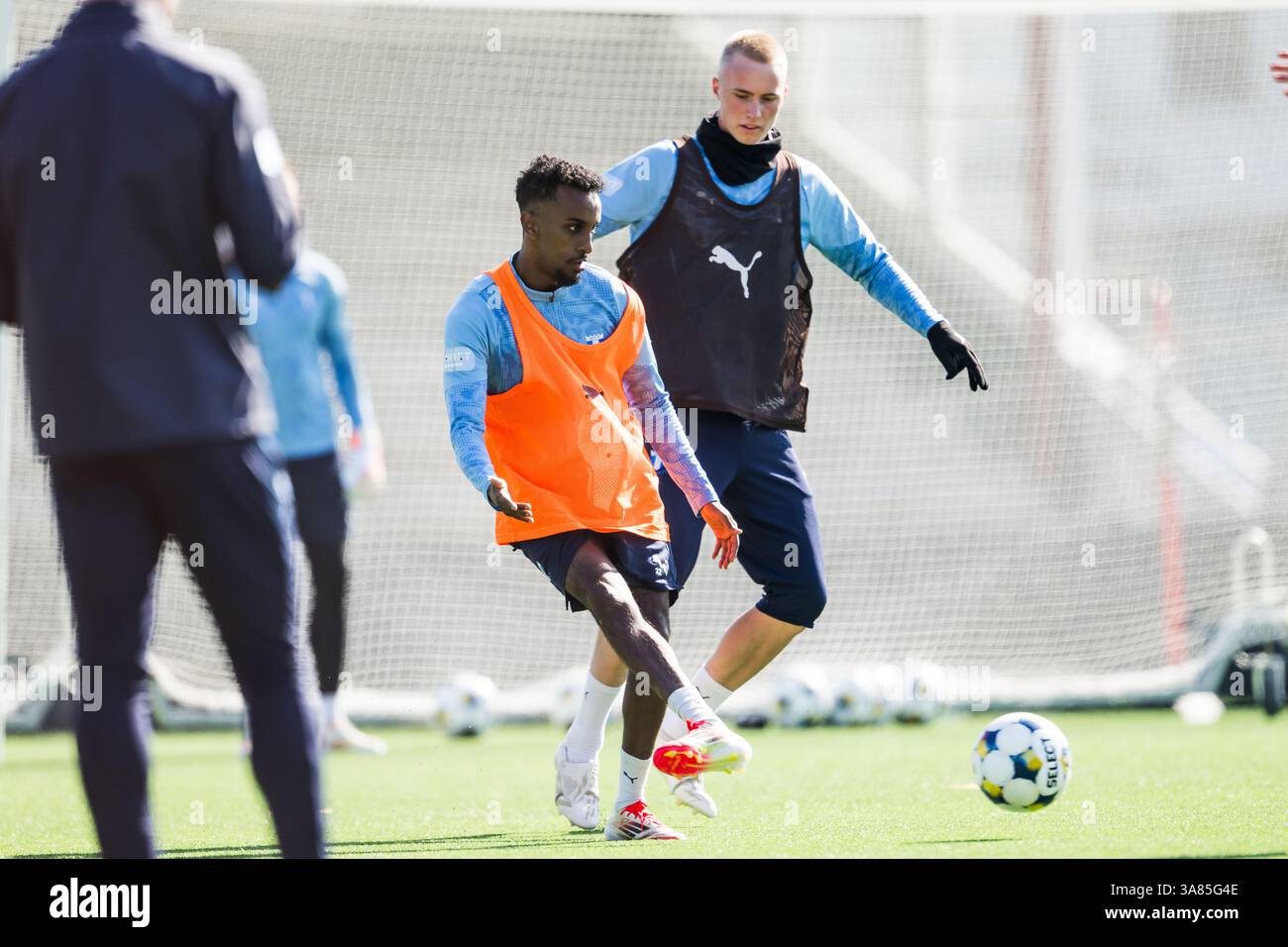 250328 Malmö FFs Taha Ali och Daniel Gudjohnsen under en ...