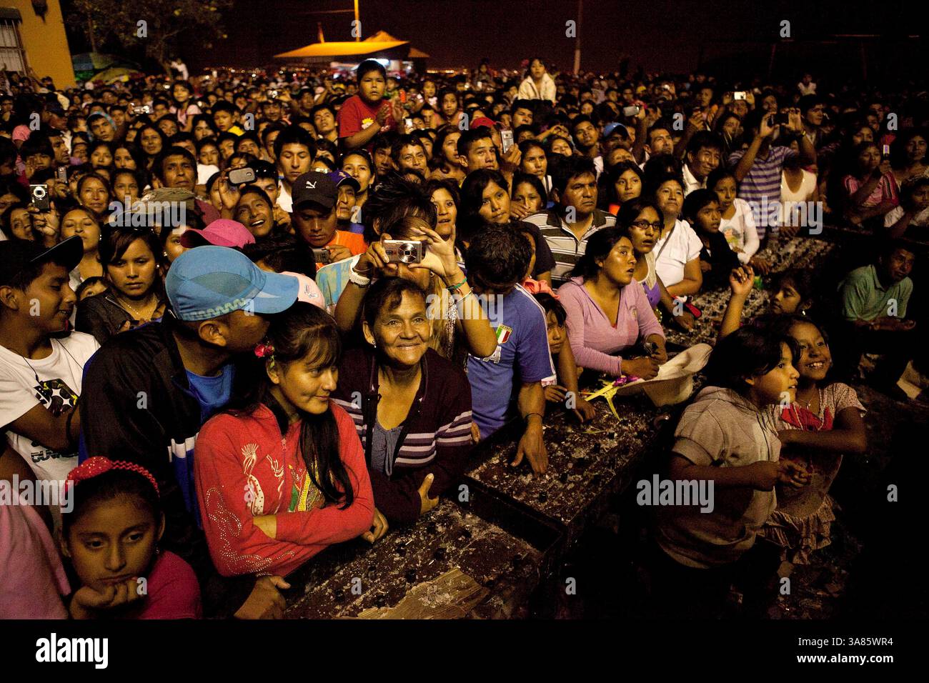 Mar 29, 2013 - Lima, Peru - Throngs of people gather along San ...