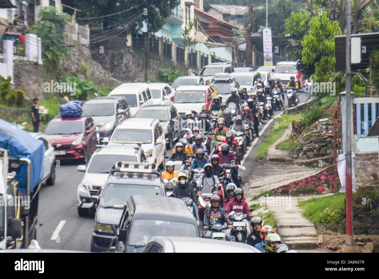 Bandung Regency, West Java, Indonesia. 28th Mar, 2025. Travelers stuck ...