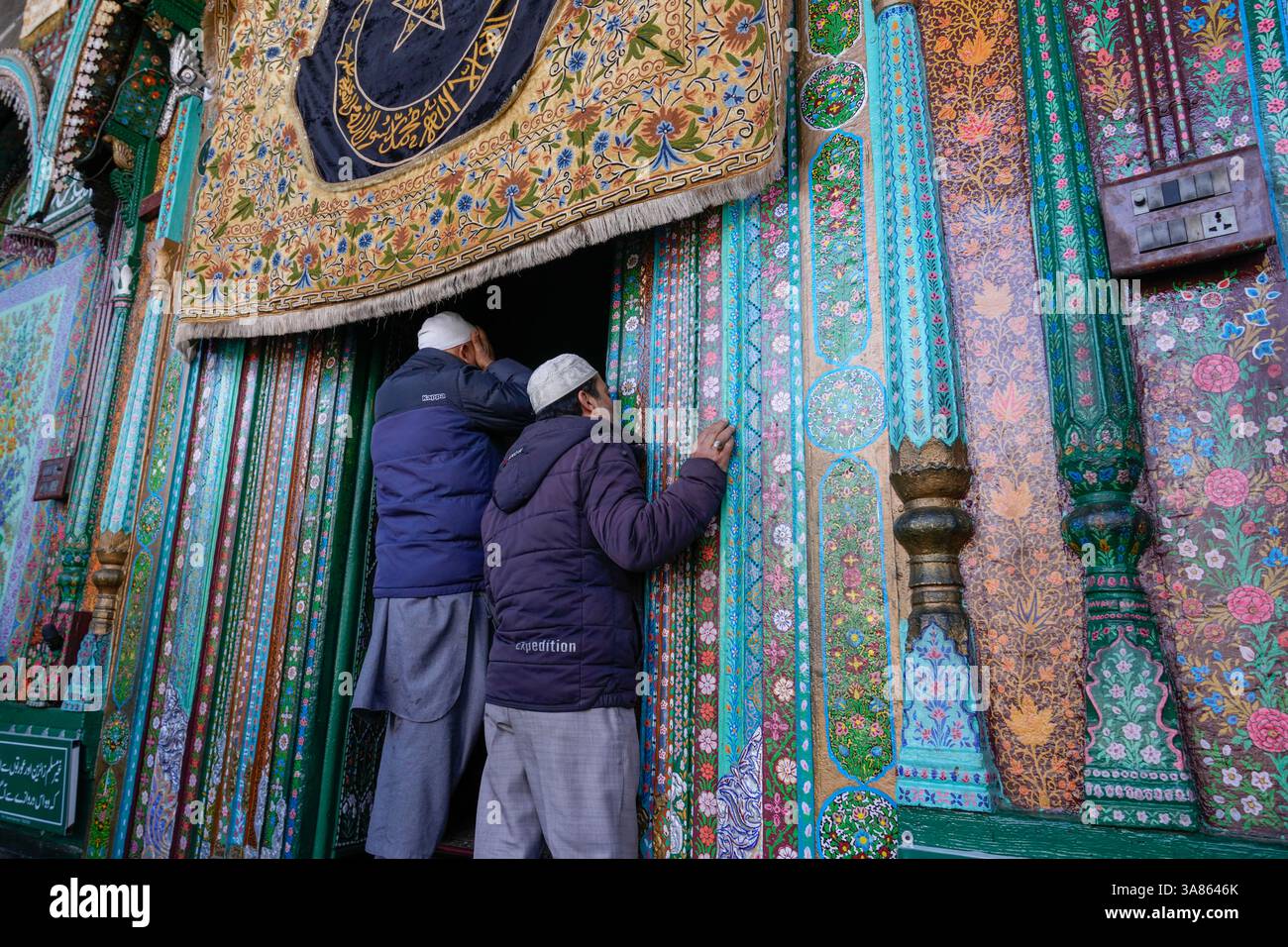 Kashmiri men pray at the entrance of the Shah-e-Hamdan mosque in ...