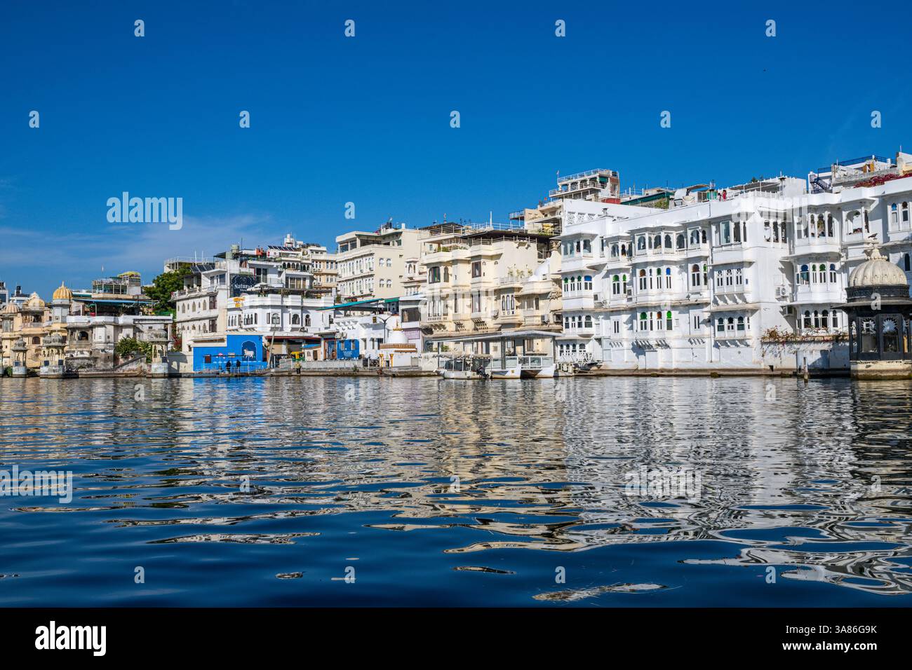 Lake pichola old city udaipur hi-res stock photography and images - Alamy