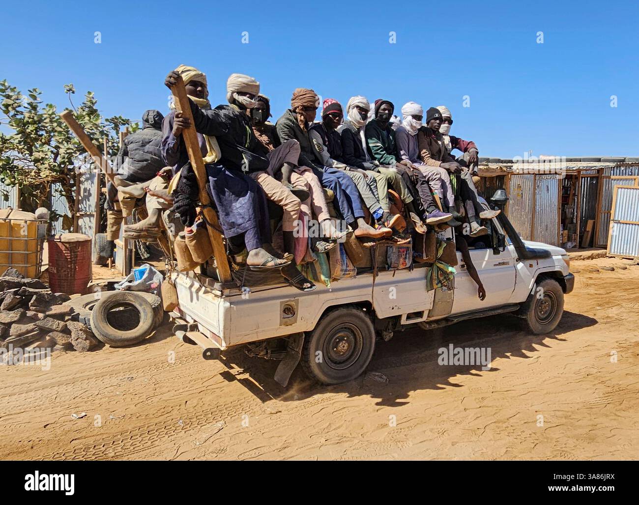 Full packed pick-up in the Sahel zone on his way to the Tibesti ...